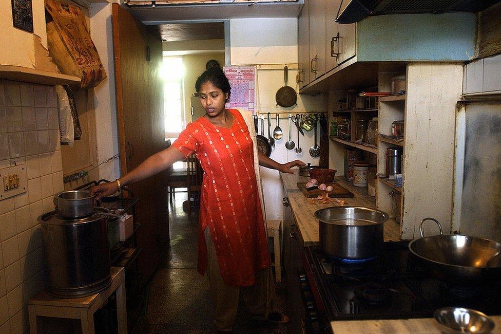How India's changing kitchens have 'modernised' food habits - BBC News
