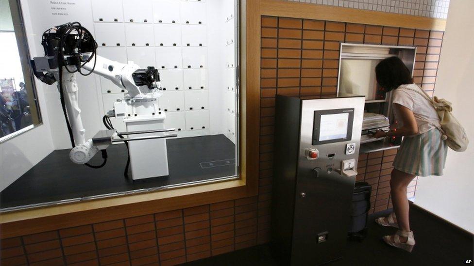 Five things about Japan's robot hotel - BBC News
