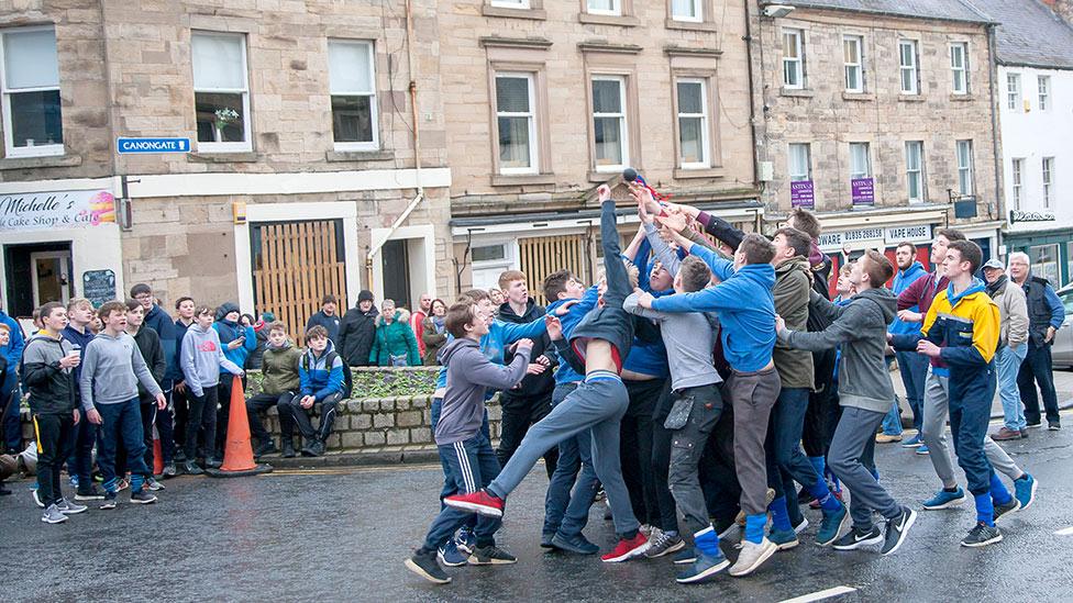 In pictures: Jedburgh's ba' game - BBC News