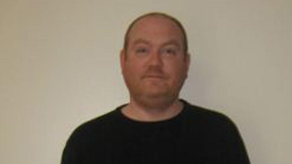 Nationwide hunt for missing murderer Richard Bracken - BBC News