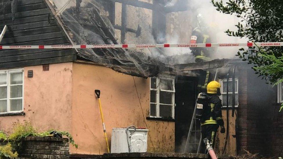 Four homes alight in large thatch fire in Sutton Scotney - BBC News