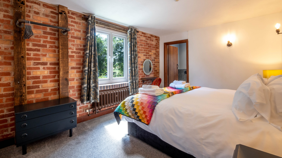 Oasis: Definitely Maybe lost recordings to be released - BBC News