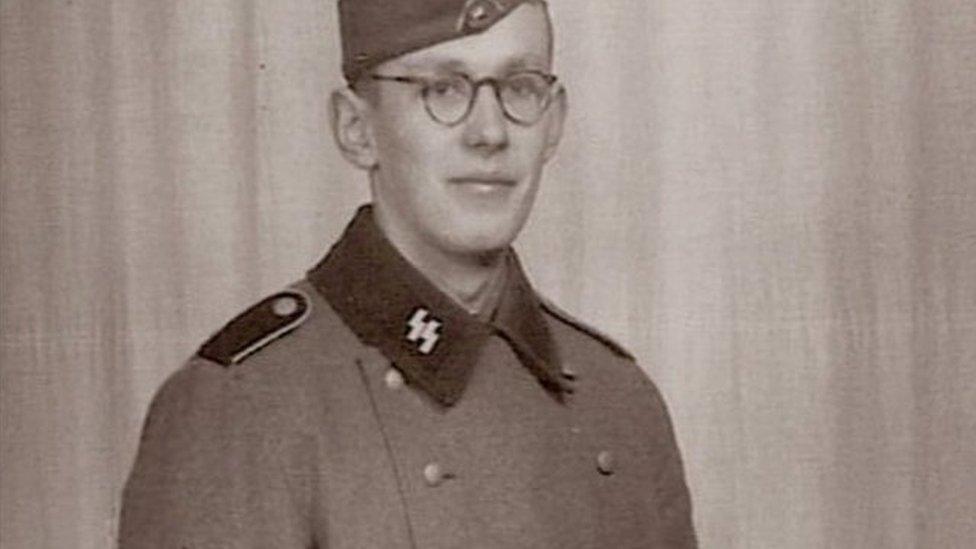 German court keeps Auschwitz SS guard Oskar Gröning in jail - BBC News