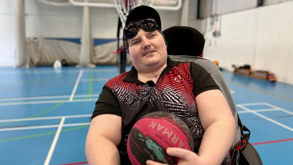 Howden disability basketball team appeal for more players - BBC News