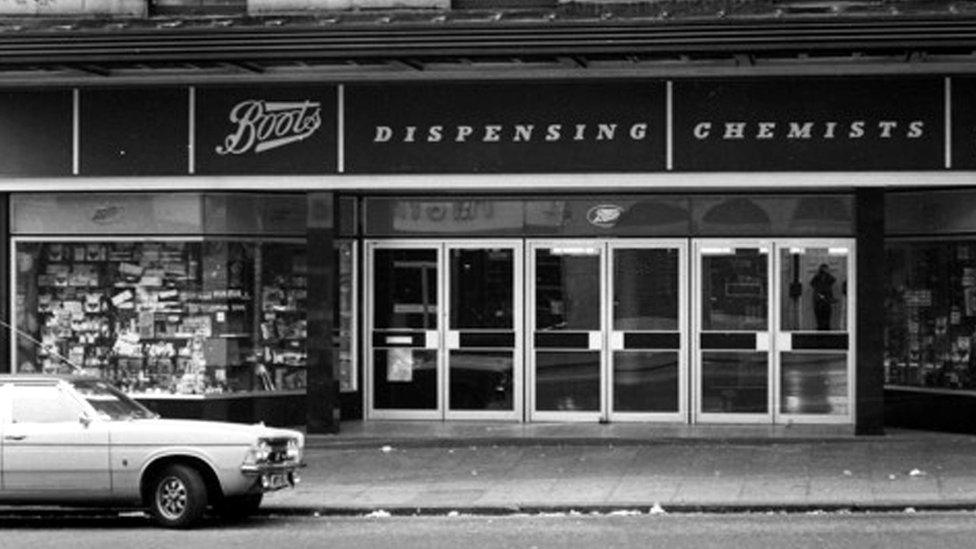 Old Aberdeen shop fronts exhibition opens - BBC News