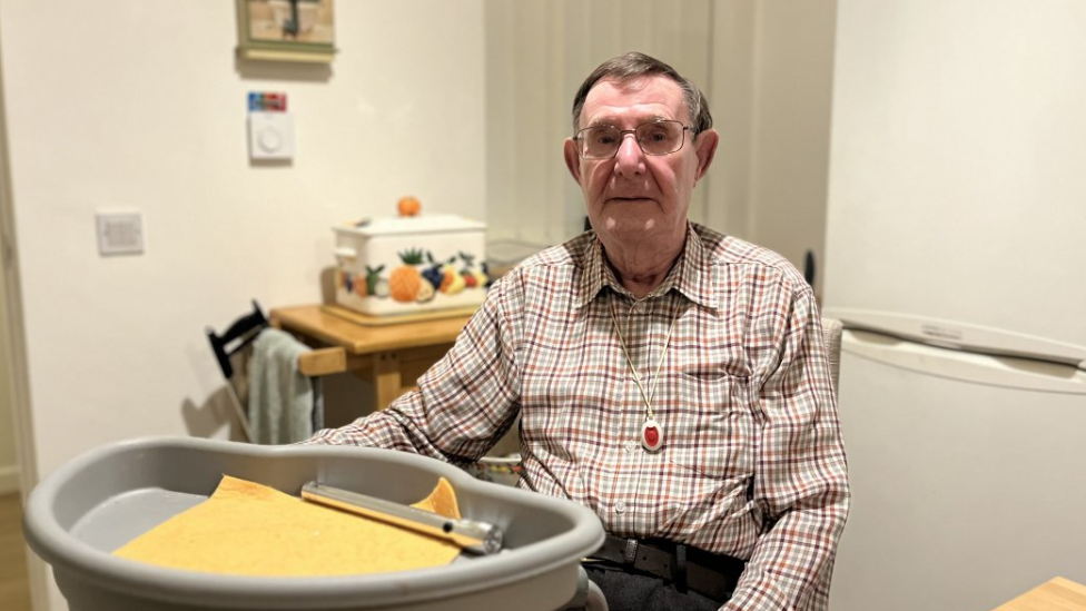 Lenton: Faulty heating leaves residents cold and depressed - BBC News