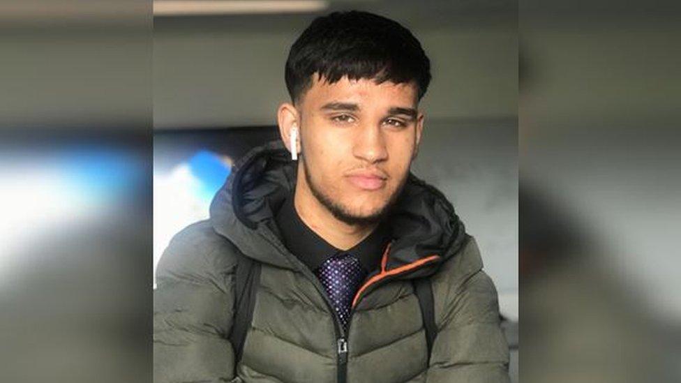 Man jailed for life over Slough hunting knife murder - BBC News