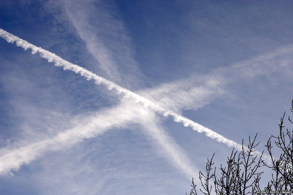 What's it like to live near an airport? - BBC News