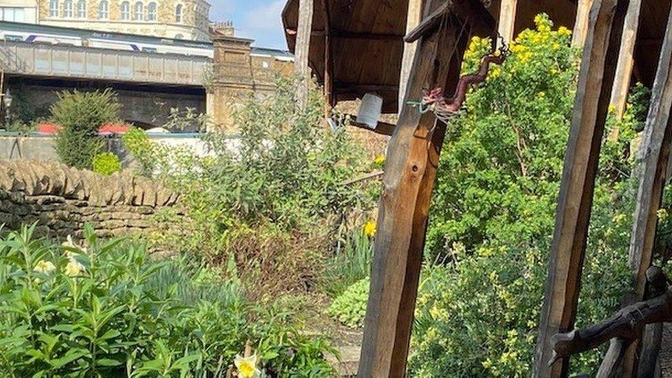 Crossbones: Historical London burial ground 'saved for decades' - BBC News