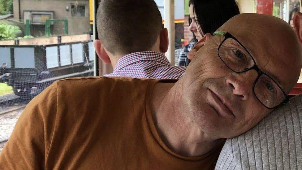 British Motocross death: Tribute to 'passionate' photographer - BBC News