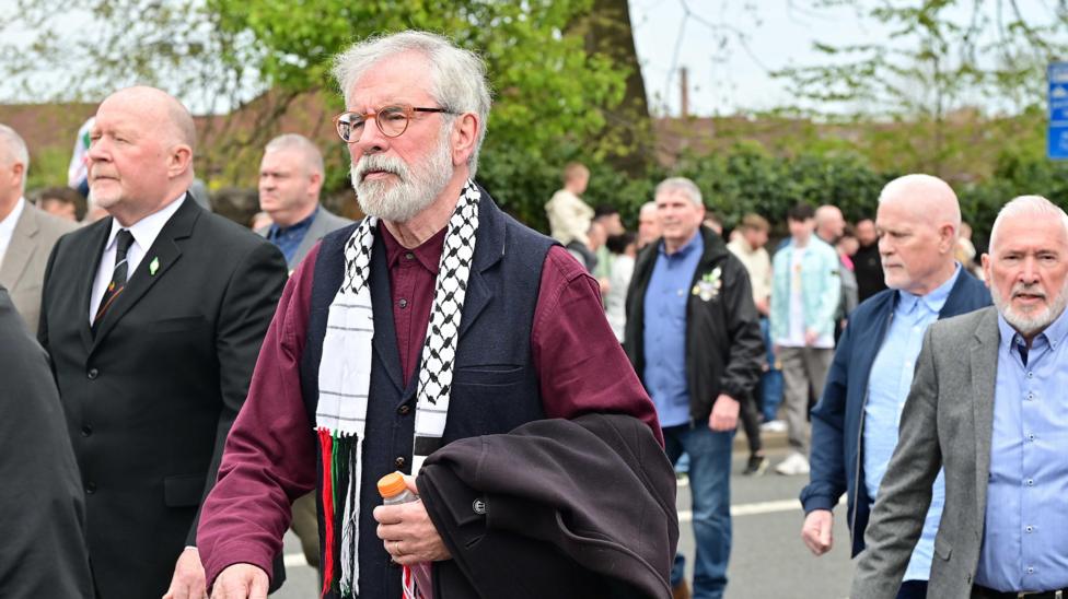 Easter parades take place to commemorate 1916 rising - BBC News