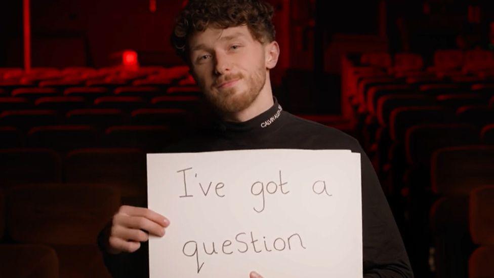 Couple's Christmas Love Actually-style Woolton Cinema proposal - BBC News