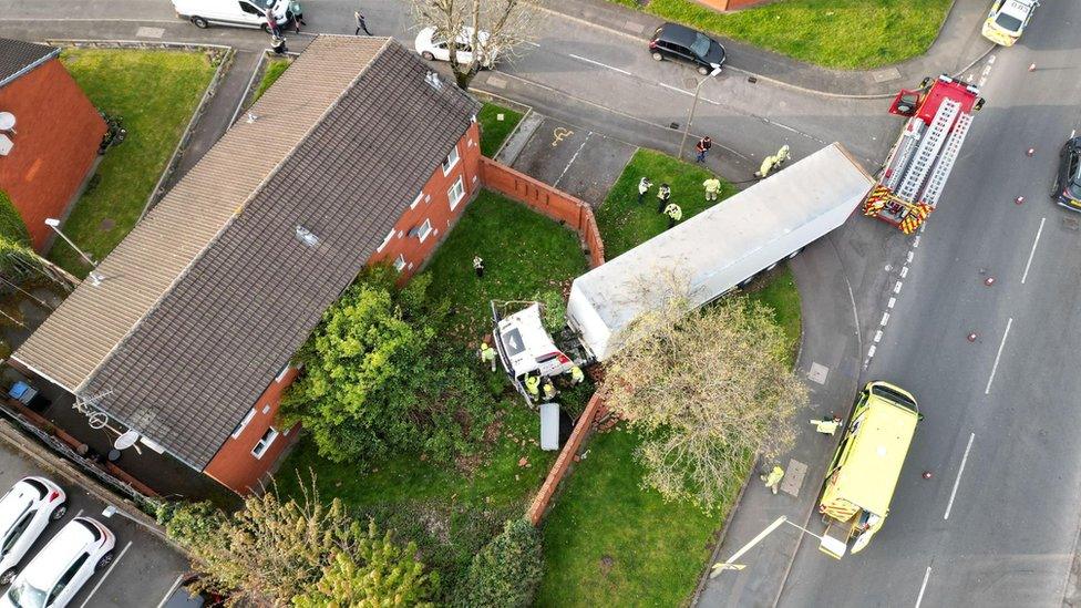 Lorry smashes through wall into Tipton back garden - BBC News