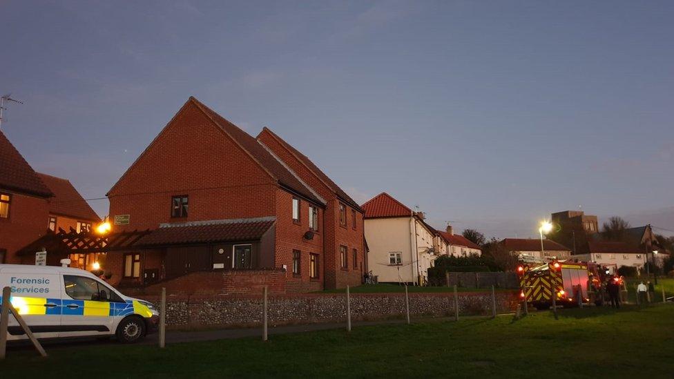 Dereham: Man and woman found dead in house 'smelling of gas' - BBC News