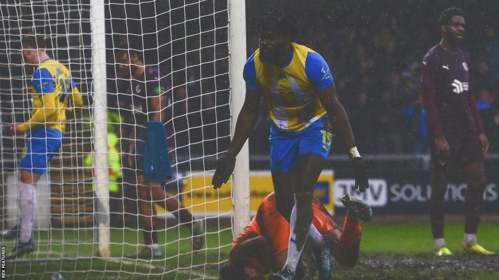 Torquay United make Aaron Downes proud after 4-1 Dartford win - BBC Sport