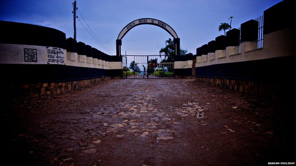 In pictures: Rwanda's poo-powered prisons - BBC News