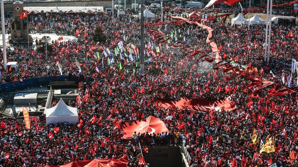 Turkey failed coup: Tens of thousands in pro-democracy rally - BBC News
