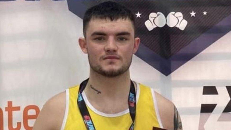'Uniquely' talented amateur GB boxer dies aged 19 - BBC News