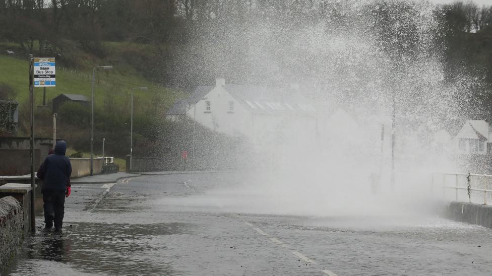 Red weather warning for violent storm force winds on Isle of Man - BBC News