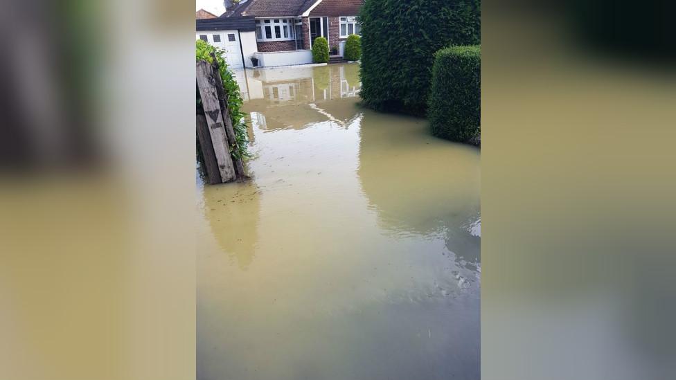 Burst main leaves Ashurst homes without water - BBC News