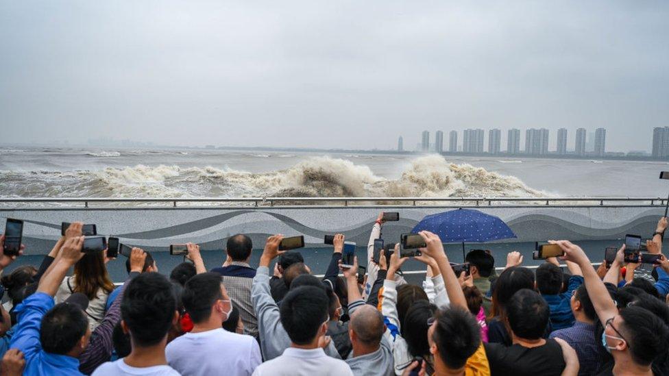 Severn Bore: What is it and why does it happen? - BBC Newsround