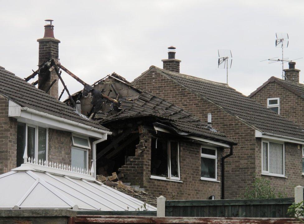 Derbyshire explosion: Neighbour tried to save couple - BBC News