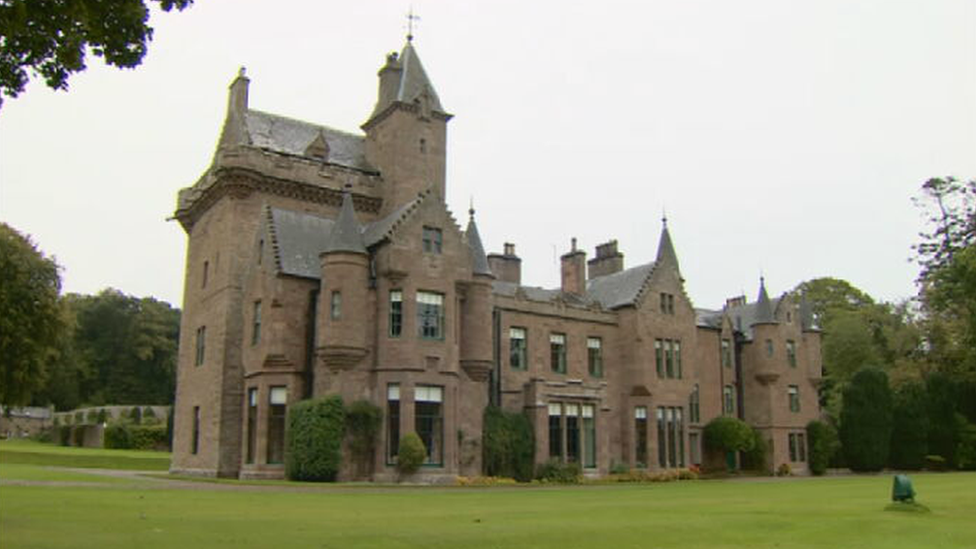 Castle owner forgives £130,000 wedding fraudster - BBC News