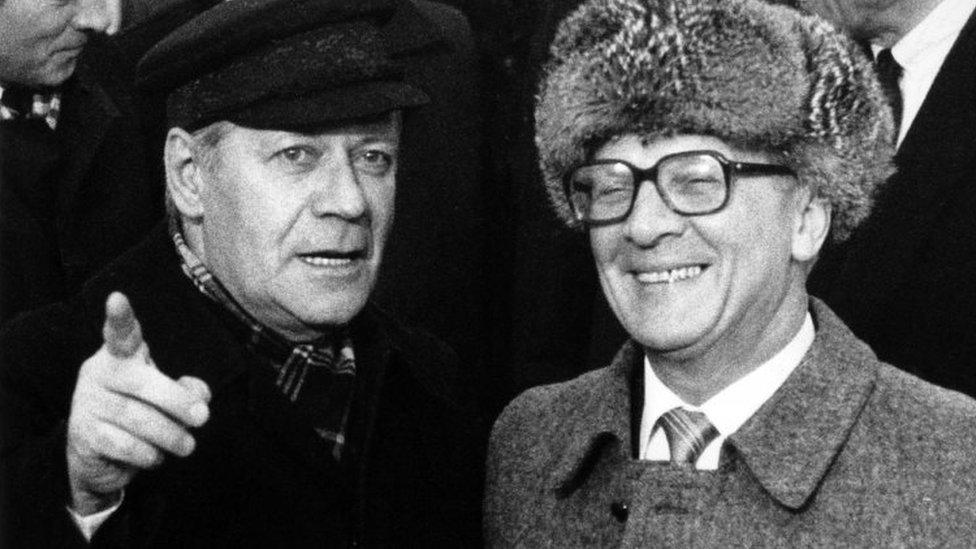 German ex-Chancellor Helmut Schmidt dies at 96 - BBC News