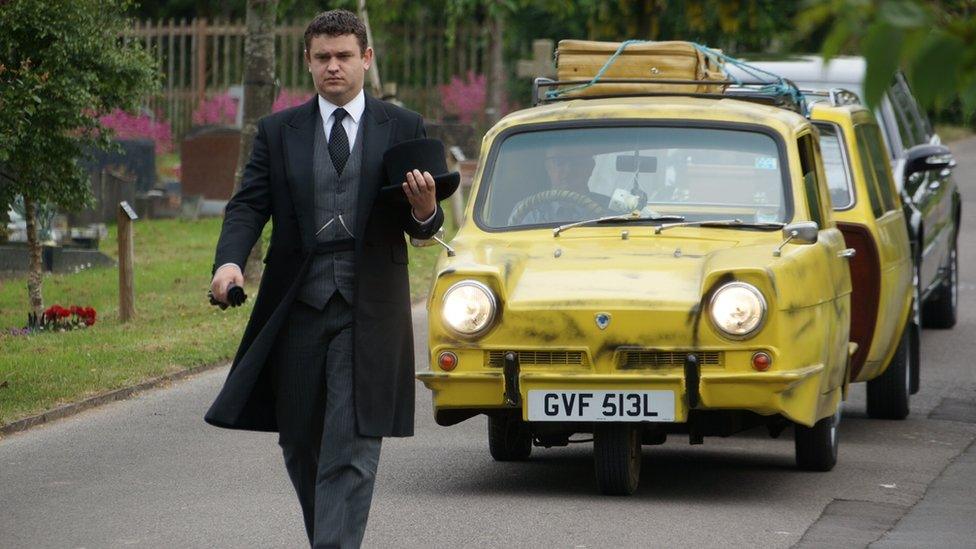Only Fools and Horses hearse for Frome man Keith Drew's funeral - BBC News