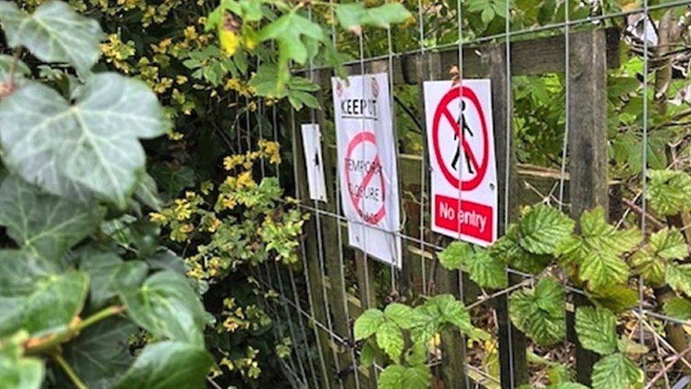 Mark Skuse fined more than £8k after blocking paths - BBC News