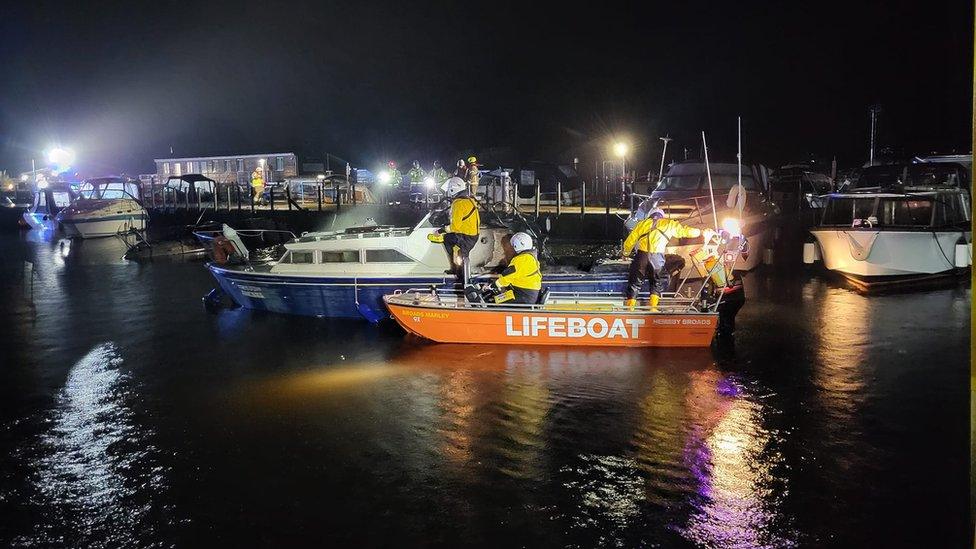 Crews tackle fire involving three boats in Oulton Broad - BBC News