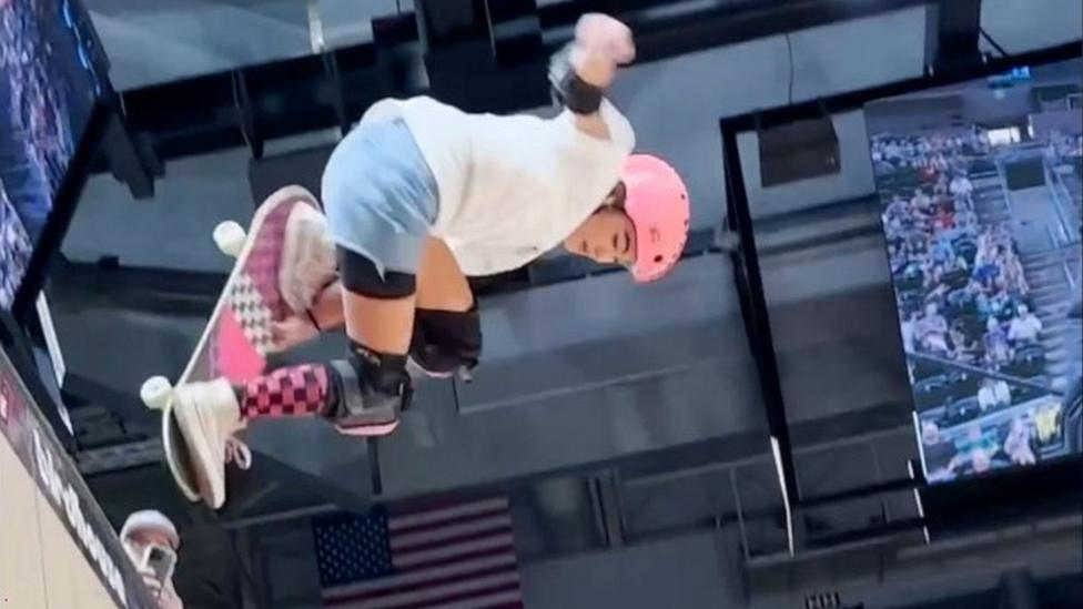 Hundreds of skaters gather in Winchester for world record attempt - BBC ...