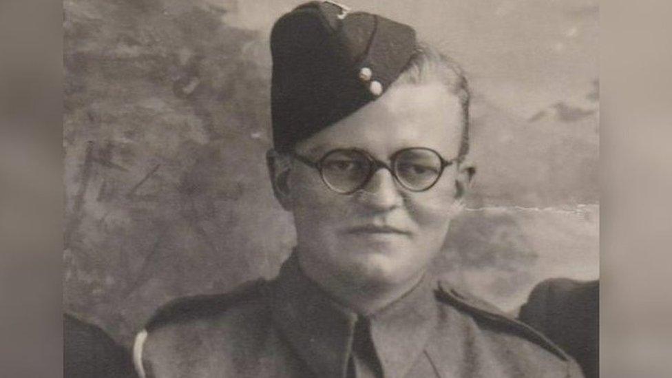 Memorial to Savernake munitions disaster is unveiled - BBC News