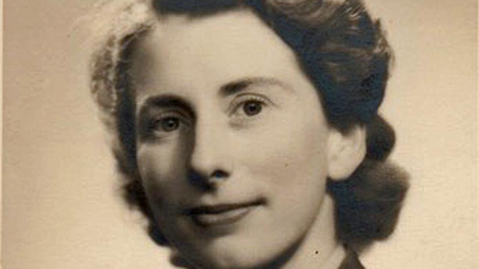 World War Two veteran Anne Robson dies aged 108 - BBC News