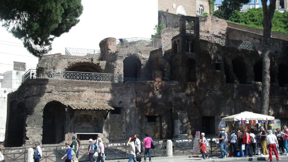 Are modern blocks of flats modelled on Roman insulae? - BBC News