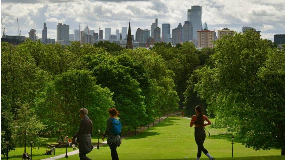 Primrose Hill: Row over gate closure at night - BBC News