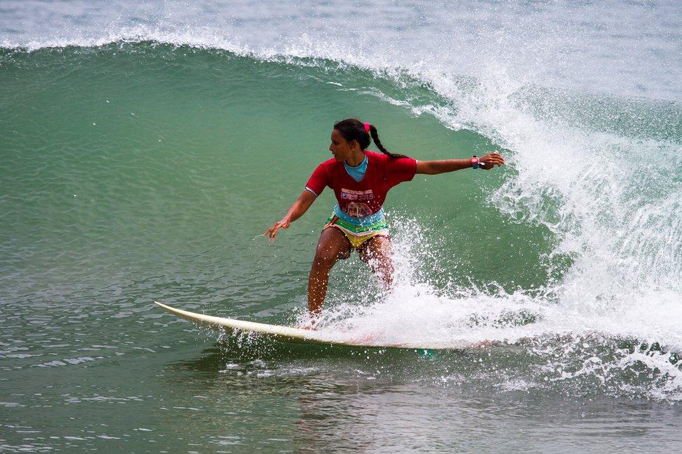 The young Indians riding a surfing wave - BBC News