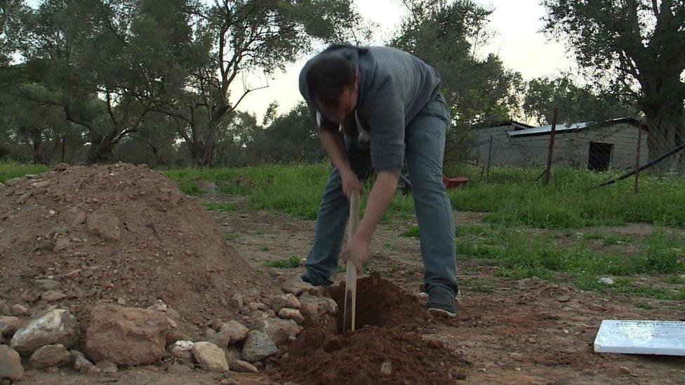 Hungary gravediggers compete in national race - BBC News