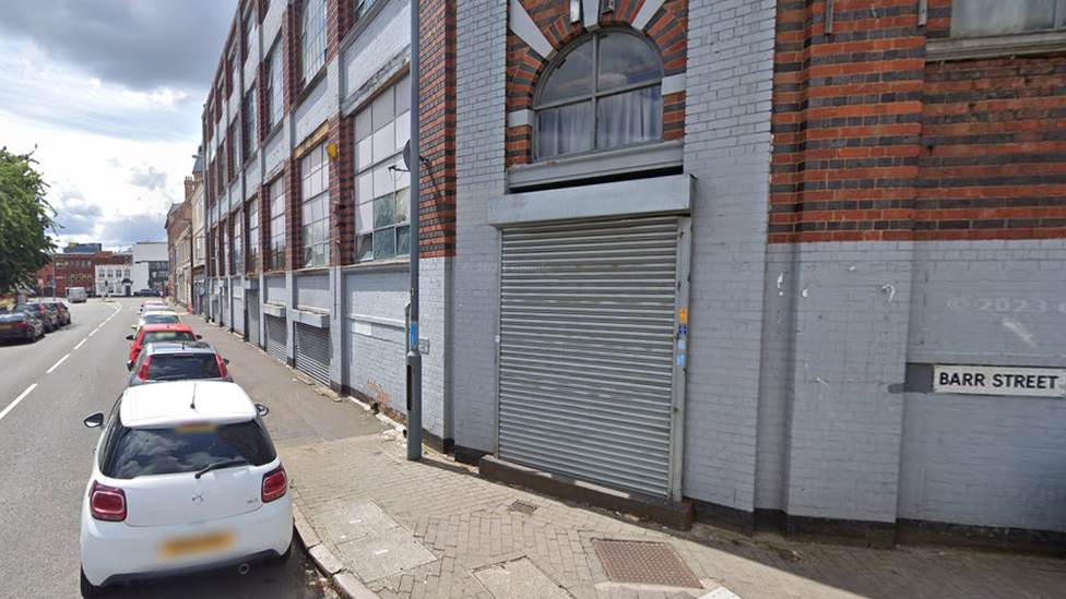 Man suffers serious neck injuries in Birmingham stabbing - BBC News