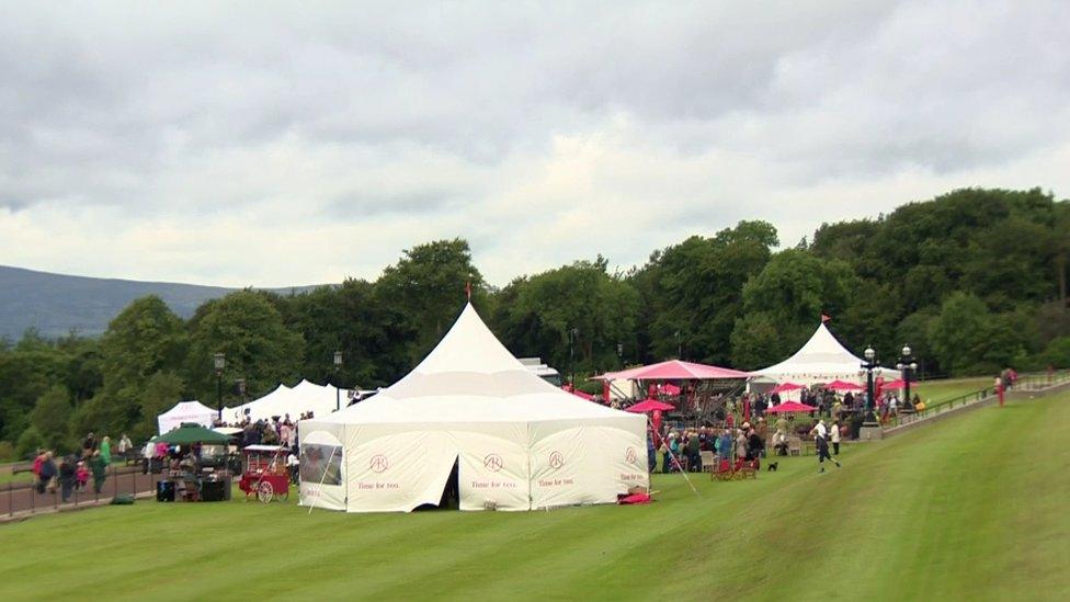 Thousands at Stormont Antiques Roadshow - BBC News