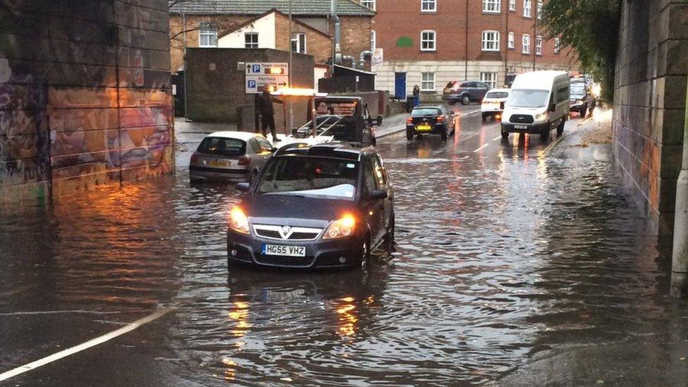 Dorset floods: More rain amid Swanage clean-up - BBC News