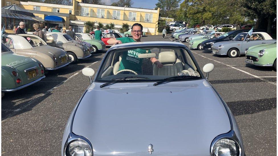 Retro car rally sets off in Devon - BBC News