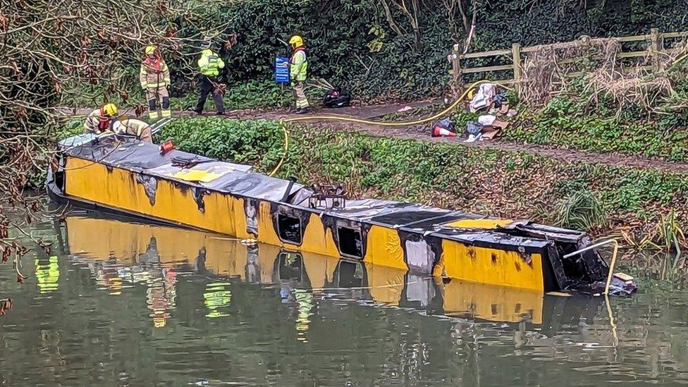 Devizes canal boat completely destroyed in fire - BBC News