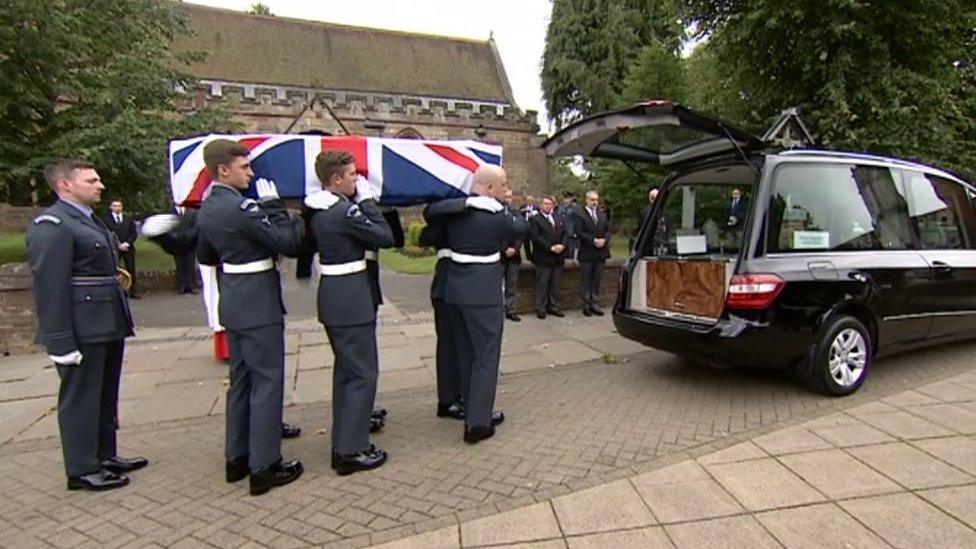 Battle of Britain pilot Kenneth Wilkinson's funeral held - BBC News