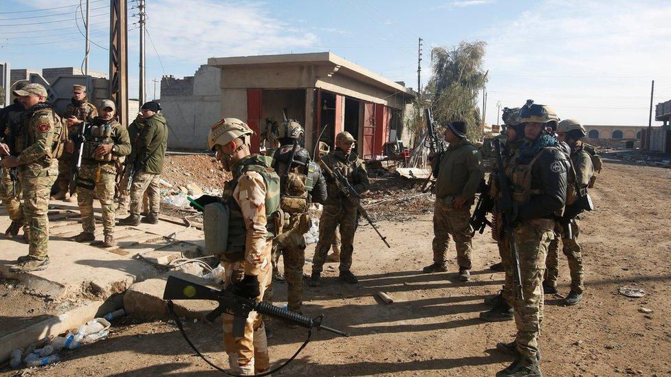 Mosul battle: Triple car bomb attack kills 23 at market - BBC News