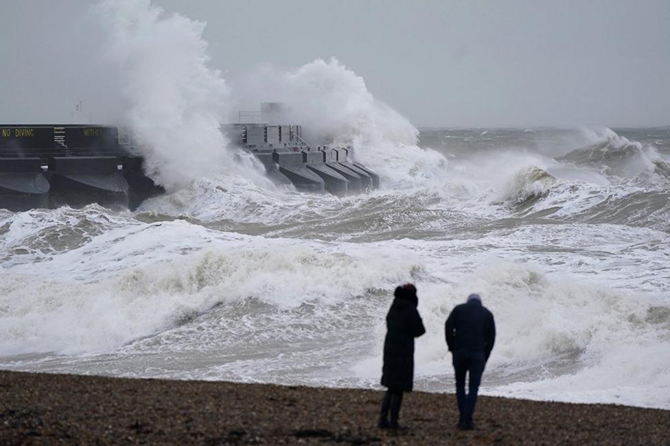 Storm Isha: Dramatic weather change ahead with new storm named - BBC News
