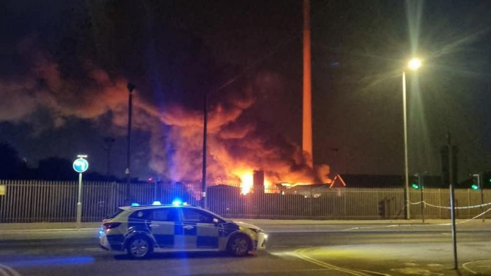 Hull fire crews tackle 'large-scale' warehouse blaze - BBC News
