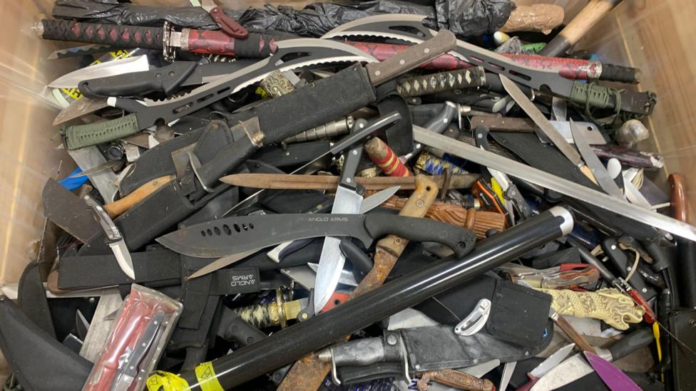 Hundreds of Wolverhampton children hear knife crime message - BBC News