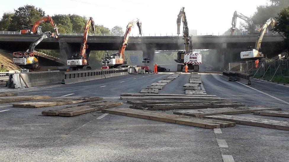 M27 closure: Motorway re-opens early after bridge work - BBC News