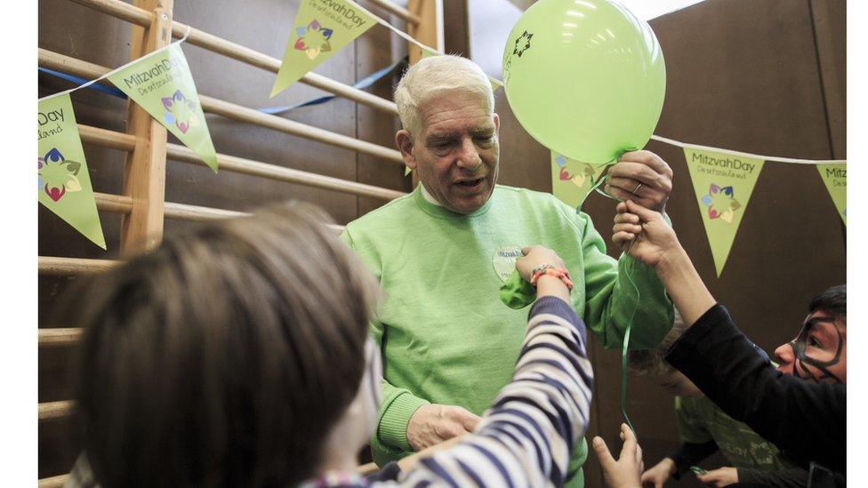 Mitzvah Day 2019: What is Mitzvah Day? - BBC Newsround
